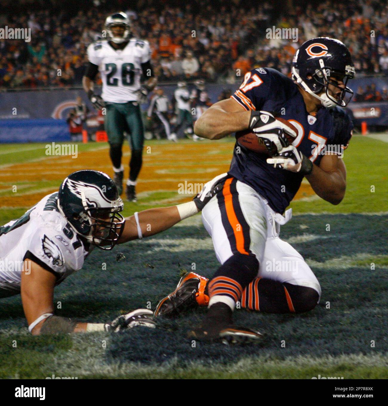 Chicago Bears tight end Kellen Davis (87) scores on a pass reception ...