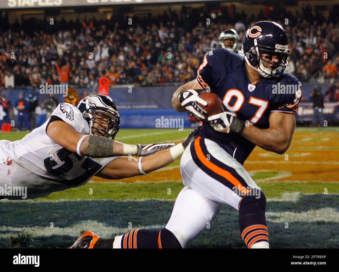 Chicago Bears tight end Kellen Davis (87) scores on a pass reception ...