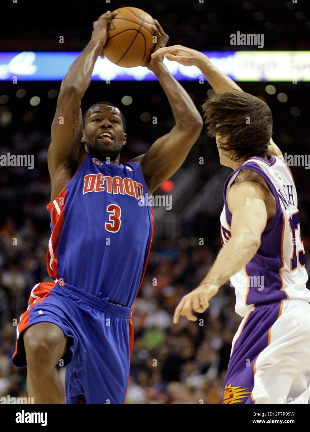 Detroit Pistons guard Rodney Stuckey, left, drives to the basket past ...