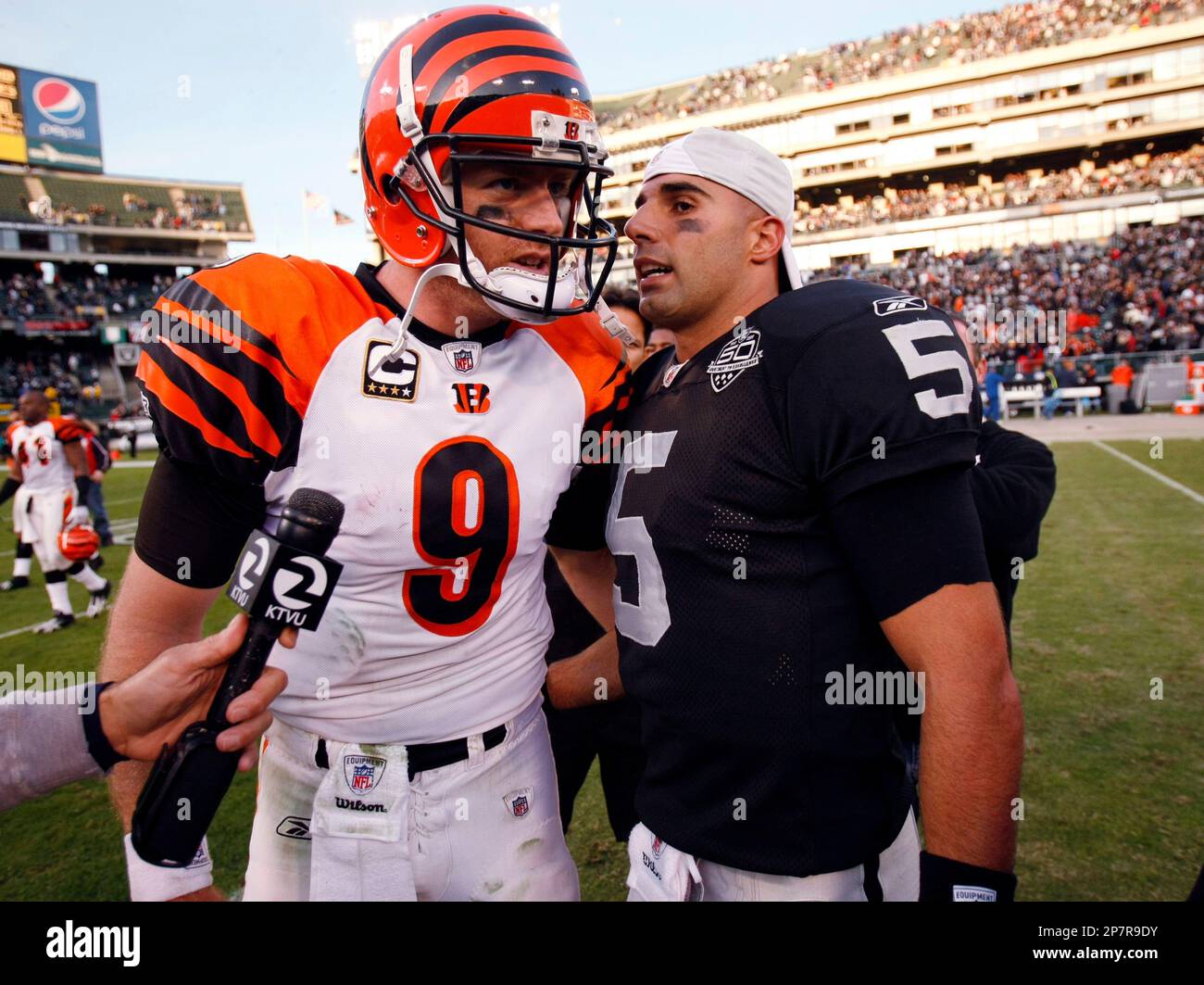 Oakland Raiders quarterback Bruce Gradkowski, left, hugs Cincinnati ...