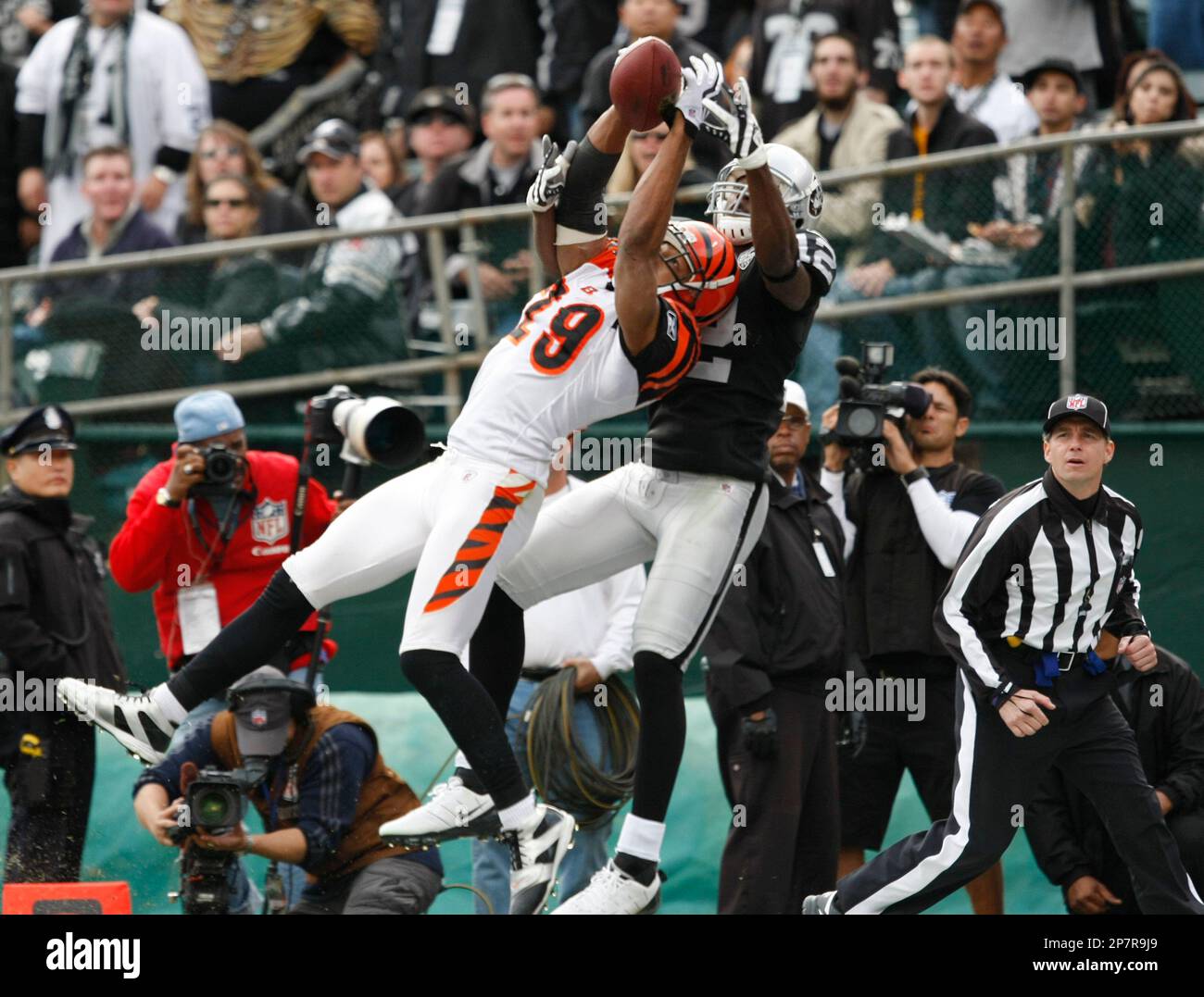 Cincinnati Bengals cornerback Leon Hall (29) breaks up a pass to ...