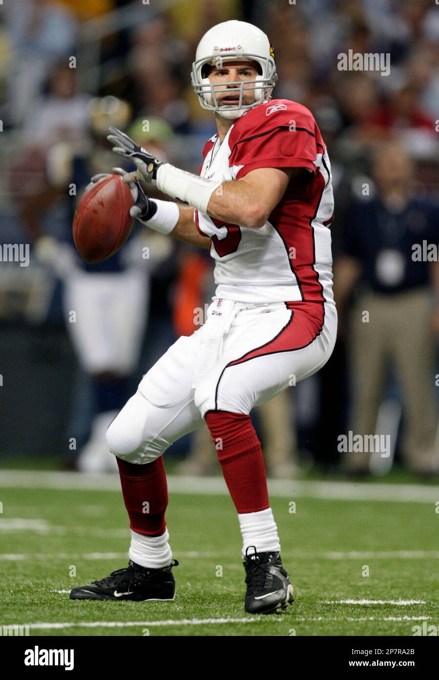 Arizona Cardinals quarterback Kurt Warner throws a five-yard touchdown ...