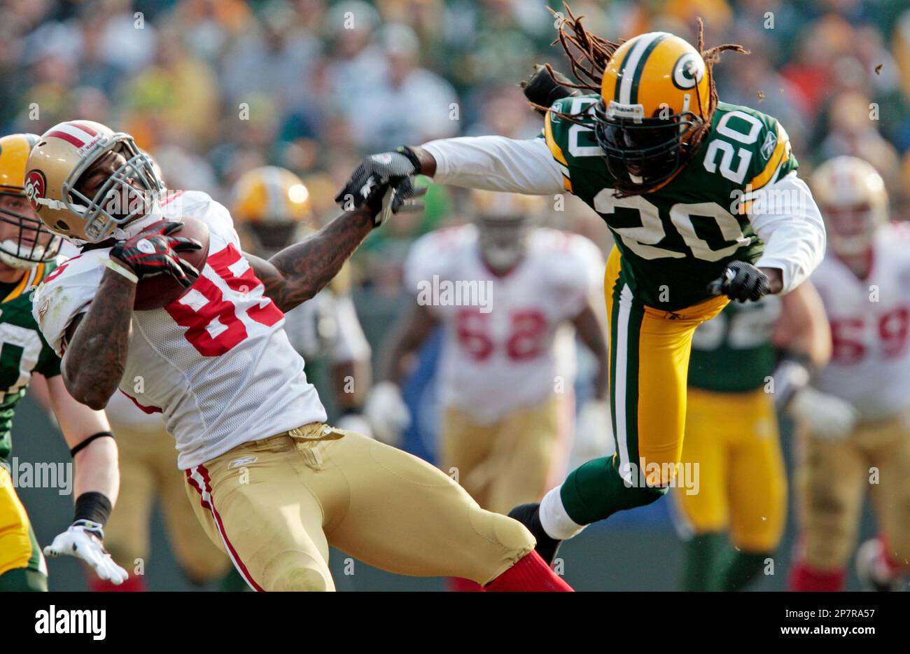 San Francisco 49ers' Vernon Davis (85) catches a pass in front of Green ...