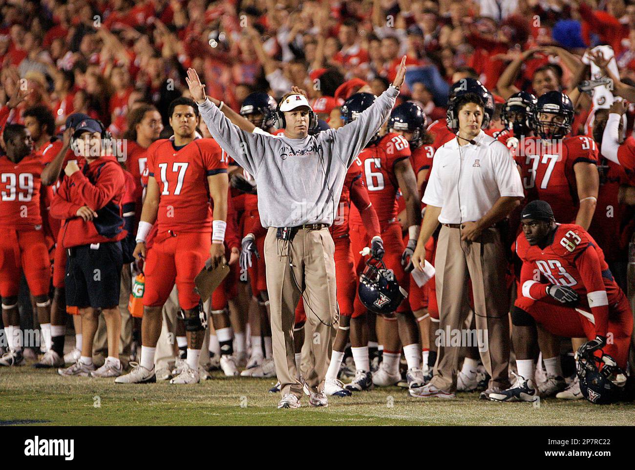 Arizona head coach Mike Stoops, center, tries to calm the crowd against ...