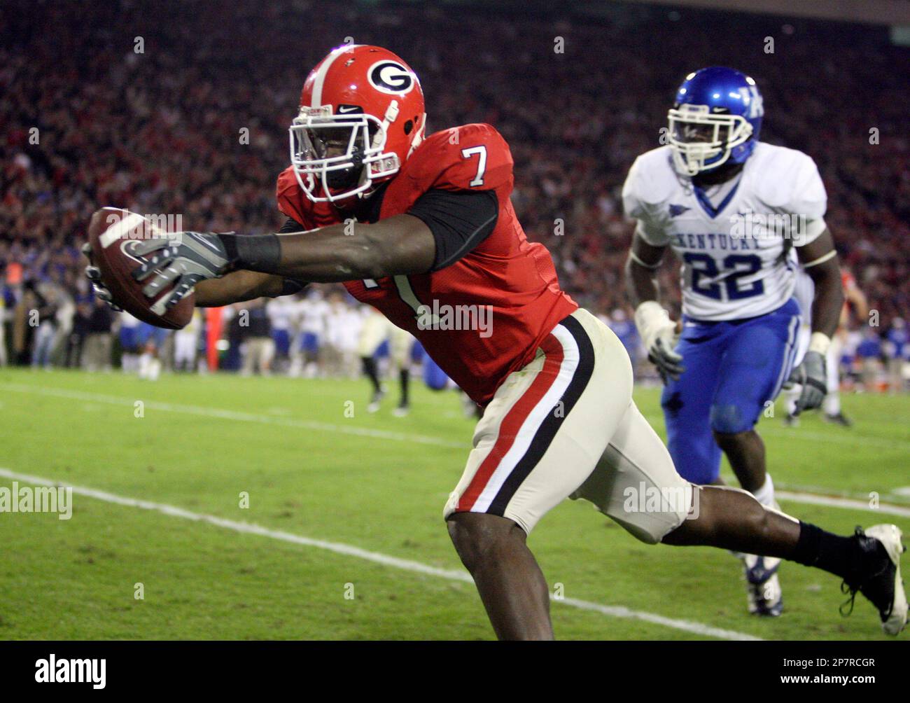 Georgia tight end Orson Charles dives into the end zone in front of ...