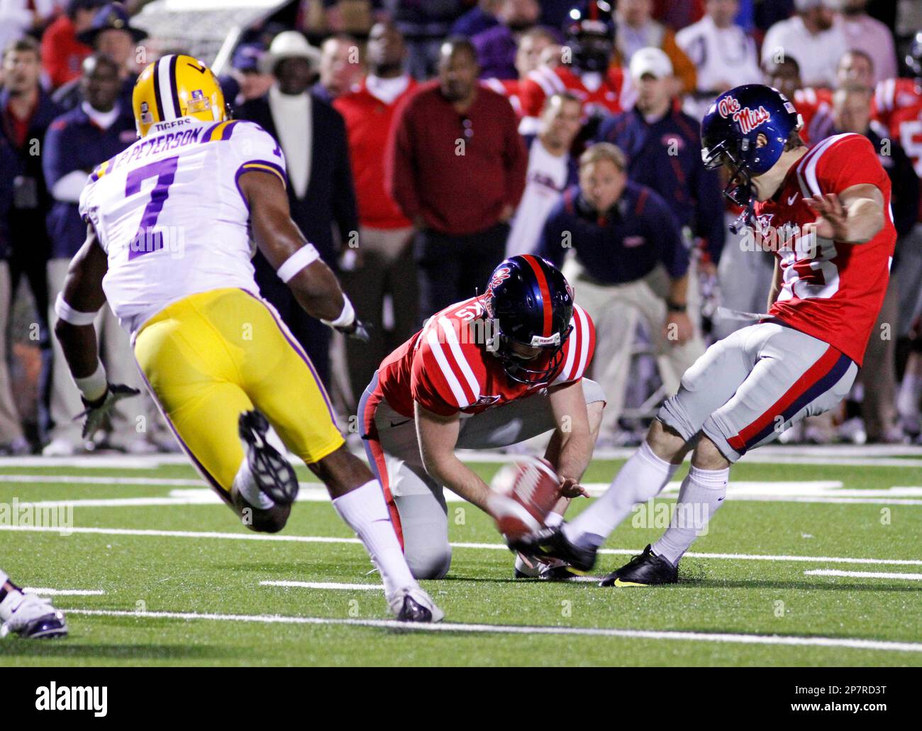LSU cornerback Patrick Peterson (7) unsuccessfully tries to block a ...