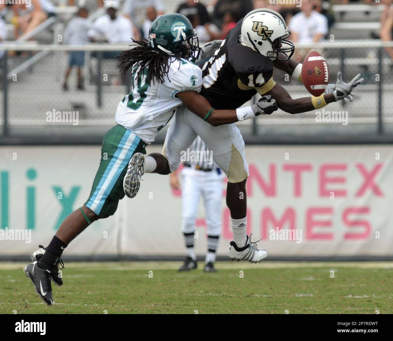 Central Florida receiver Quincy McDuffie, right, loses control of a ...