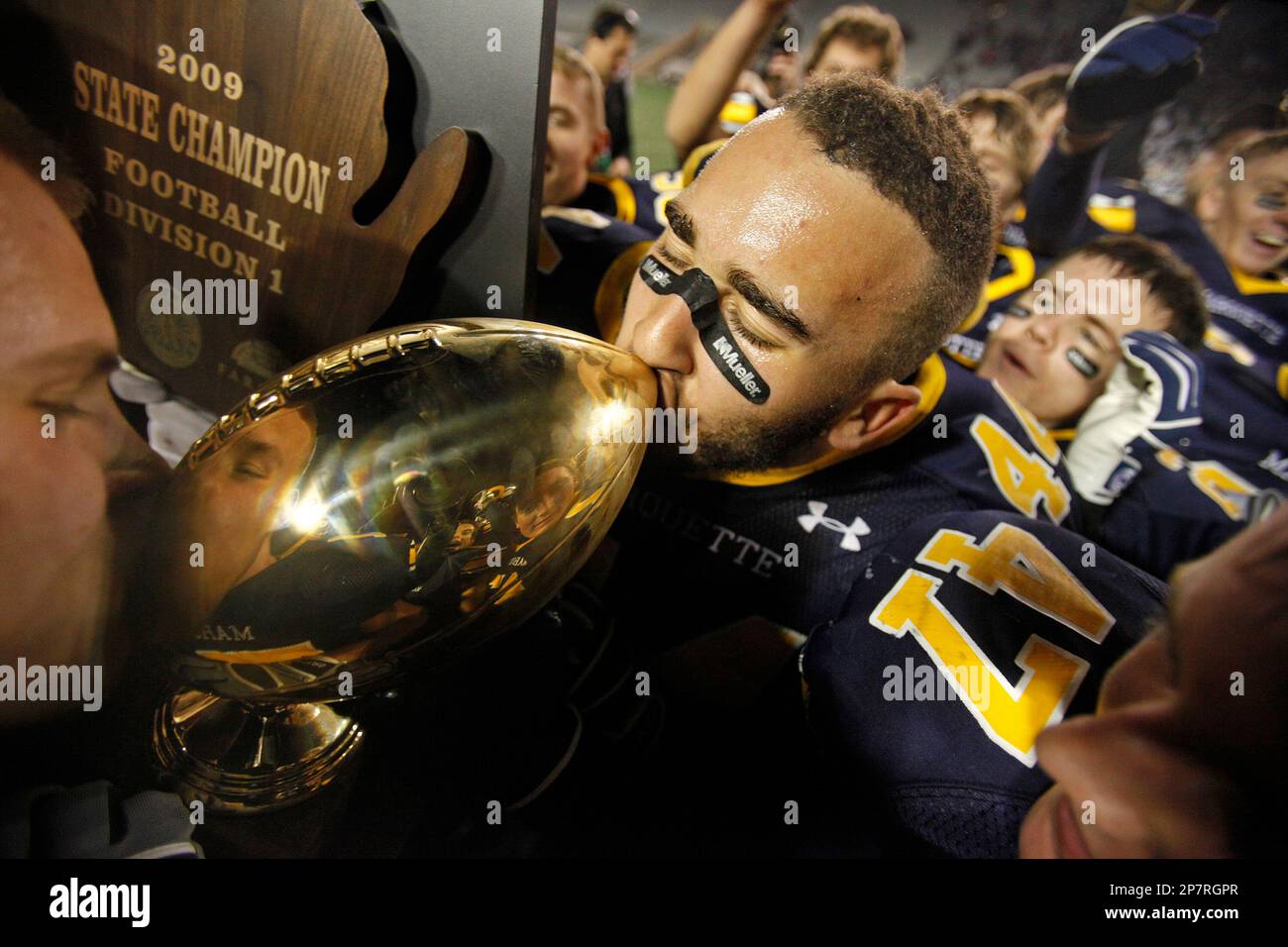 Marquette's Nick Gral, left, and Marcus Trotter kiss the golden trophy ...