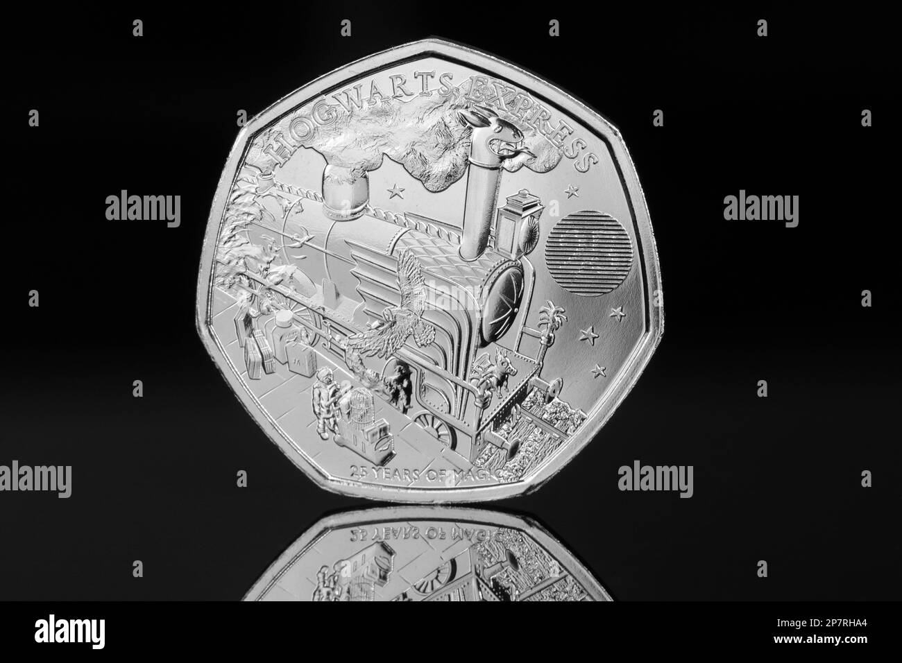Reverse side of a 2022 50p coin featuring the Hogwarts Express to ...