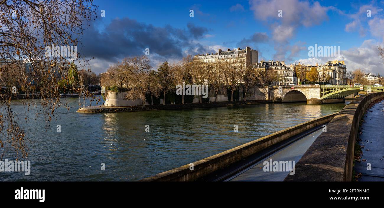 Stunning autumn panoramic view of the Seine embankment at island of ...
