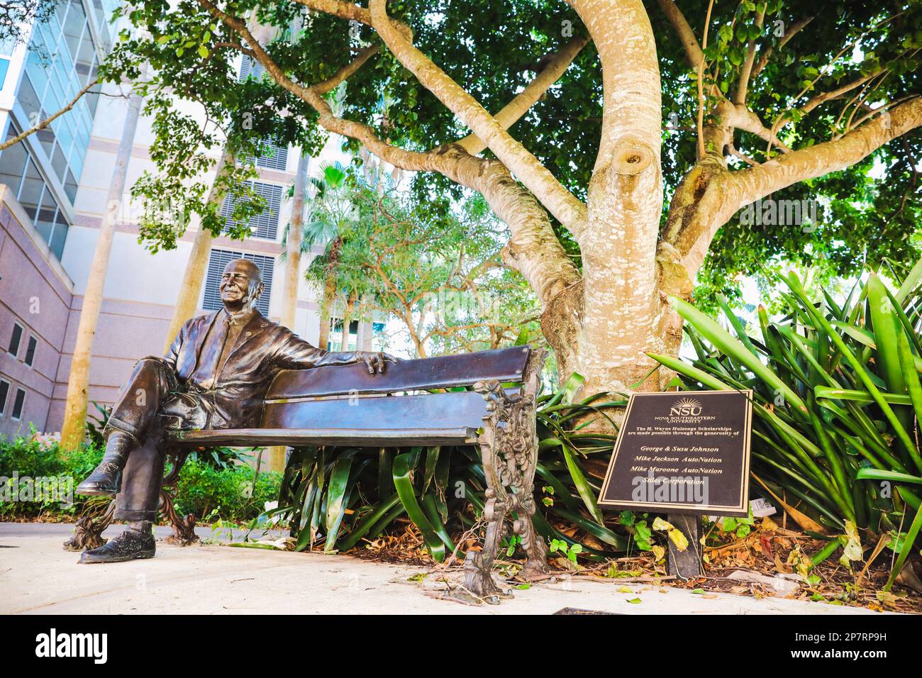The Wayne Huizenga statue, bench and plaque at Nova Southeastern ...
