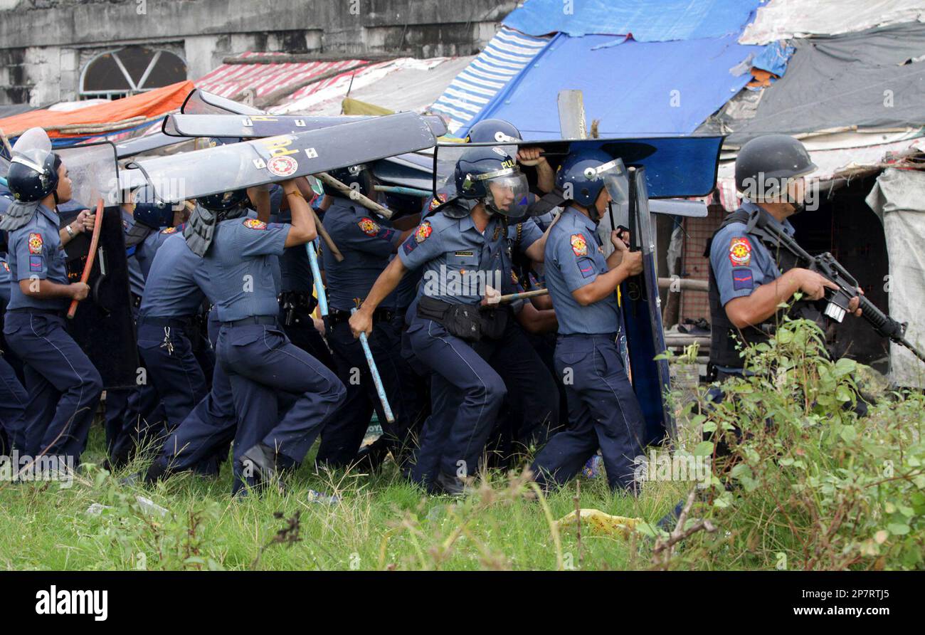 Riot police rush with their shields to demolish shanties of Filipino ...