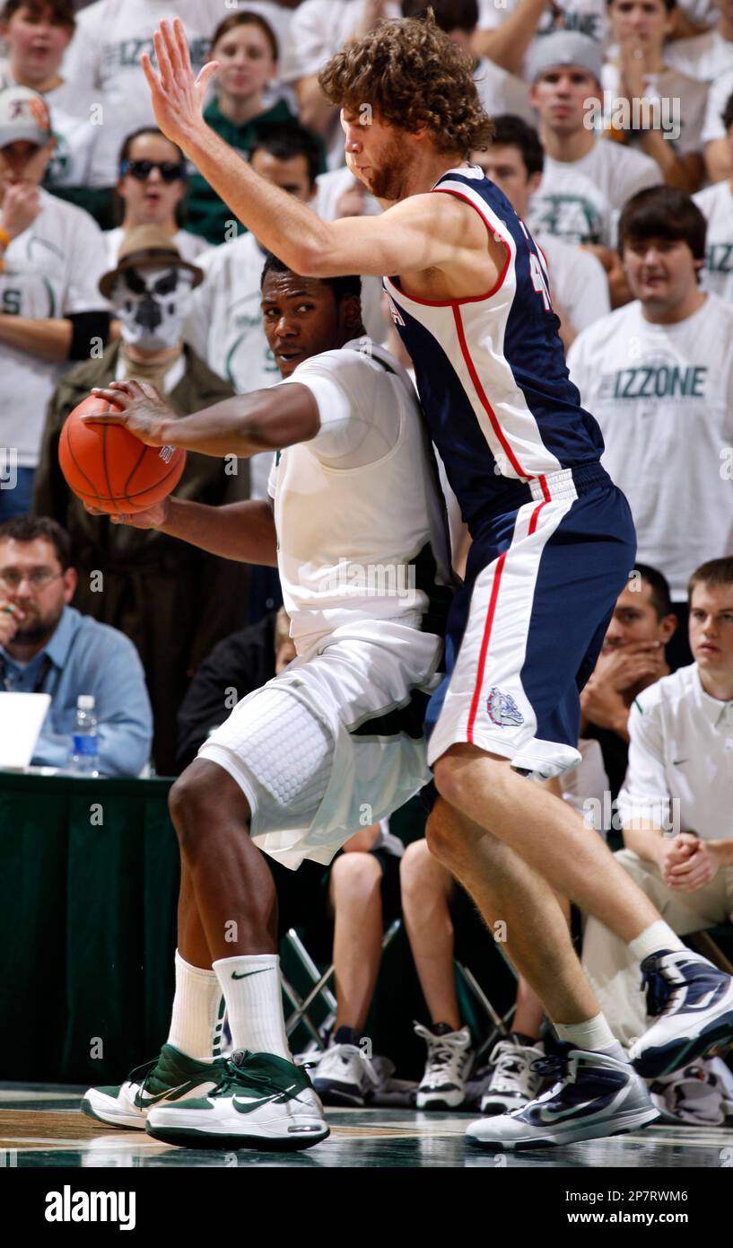 Michigan State's Derrick Nix, left, maneuvers for a shot against ...