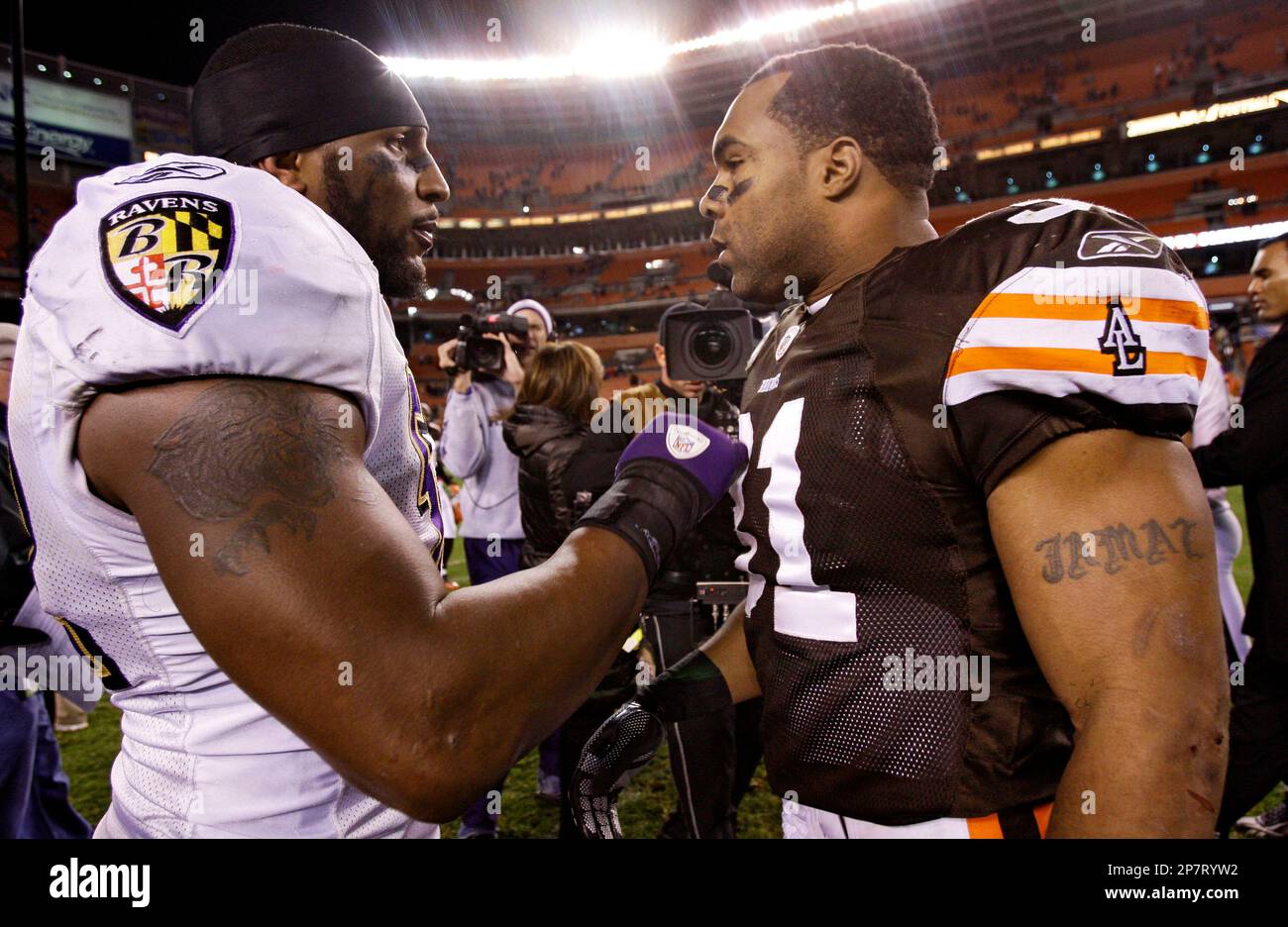 Baltimore Ravens linebacker Ray Lewis, left, talks to Cleveland Browns ...