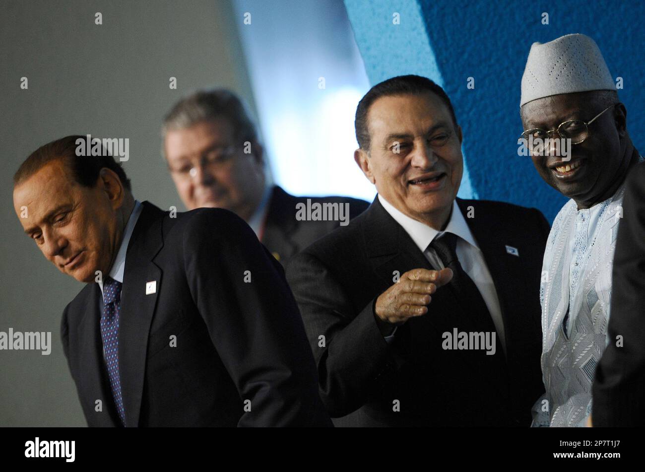 Egyptian President Hosni Mubarak , center, shares a laugh with United ...