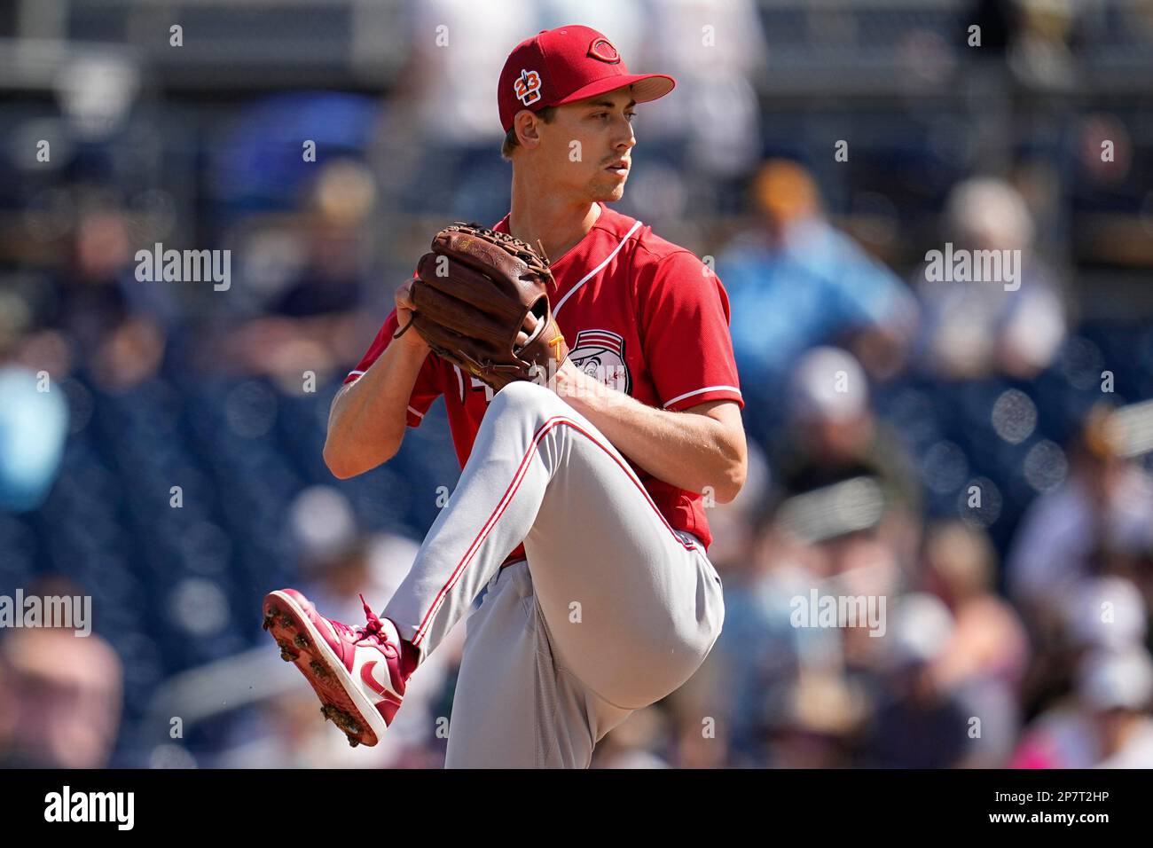 Cincinnati Reds starting pitcher Luke Weaver winds up to deliver during ...