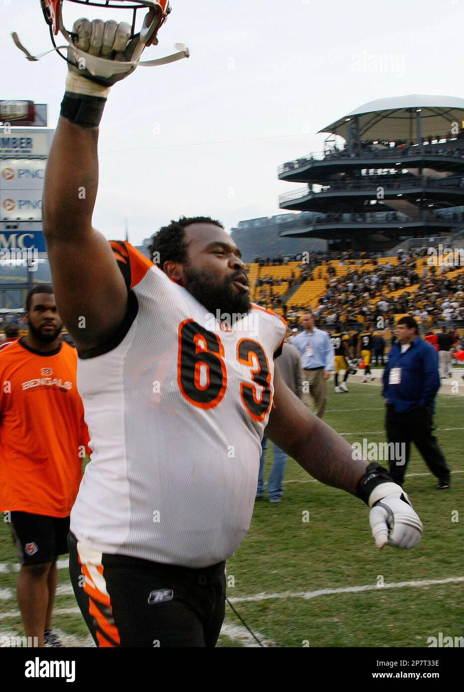 Cincinnati Bengals guard Bobbie Williams celebrates as he leaves the ...