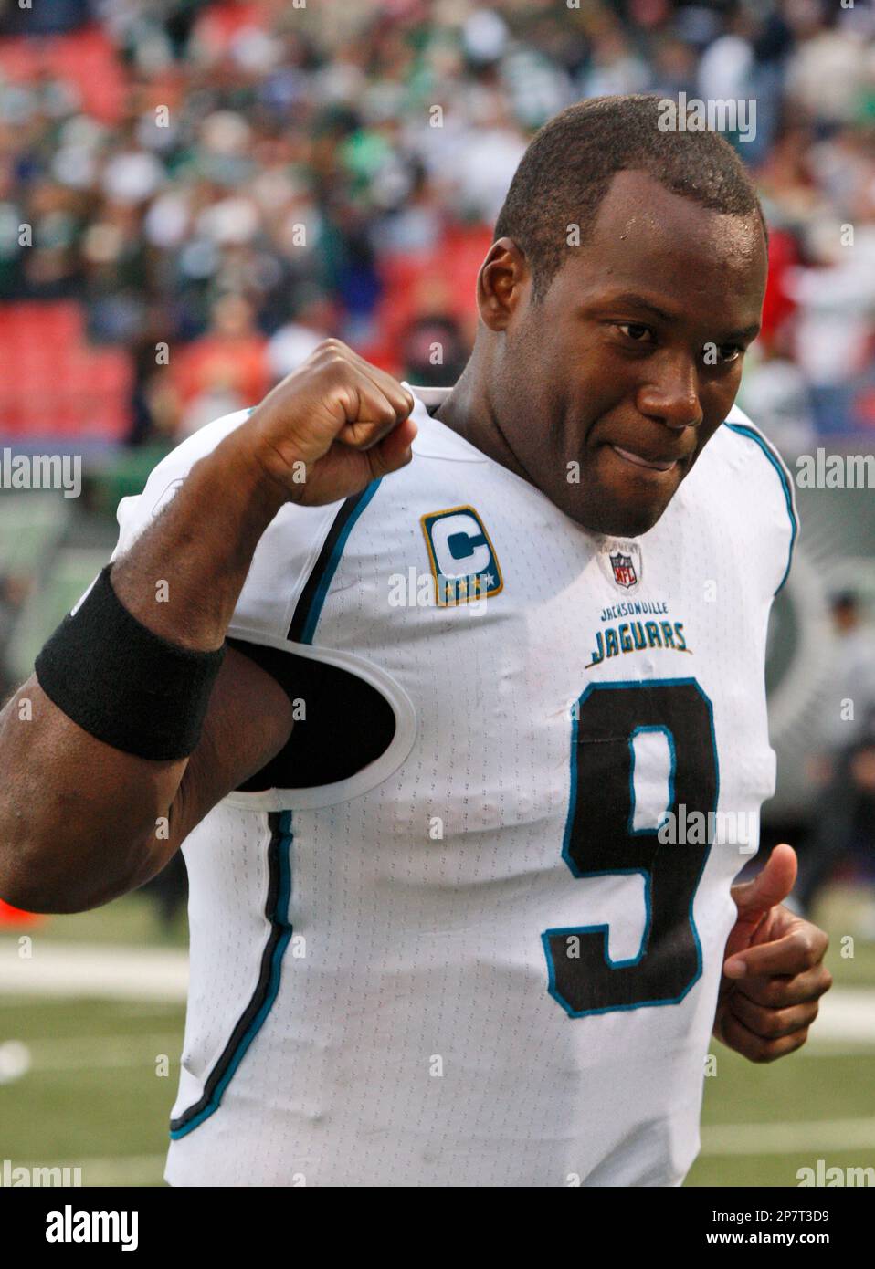 Jacksonville Jaguars quarterback David Garrard (9) leaves the field ...