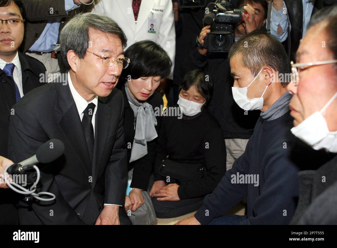 South Korean Prime Minister Chun Un-chan, left, consoles Japanese ...