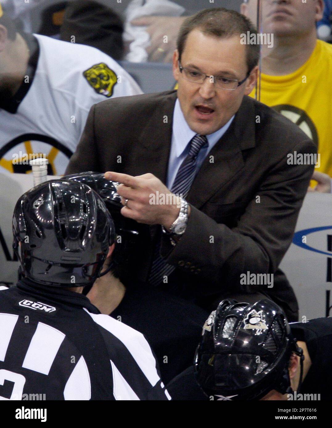 Pittsburgh Penguins coach Dan Bylsma talks with referee Kerry Fraser ...