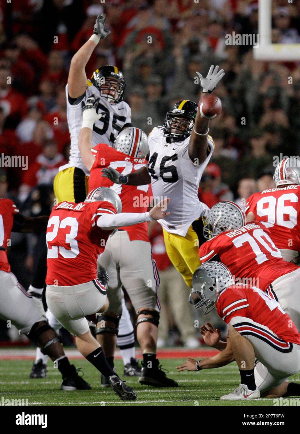 Ohio State kicker Devin Barclay (23) kicks a 39-yard field goal in ...