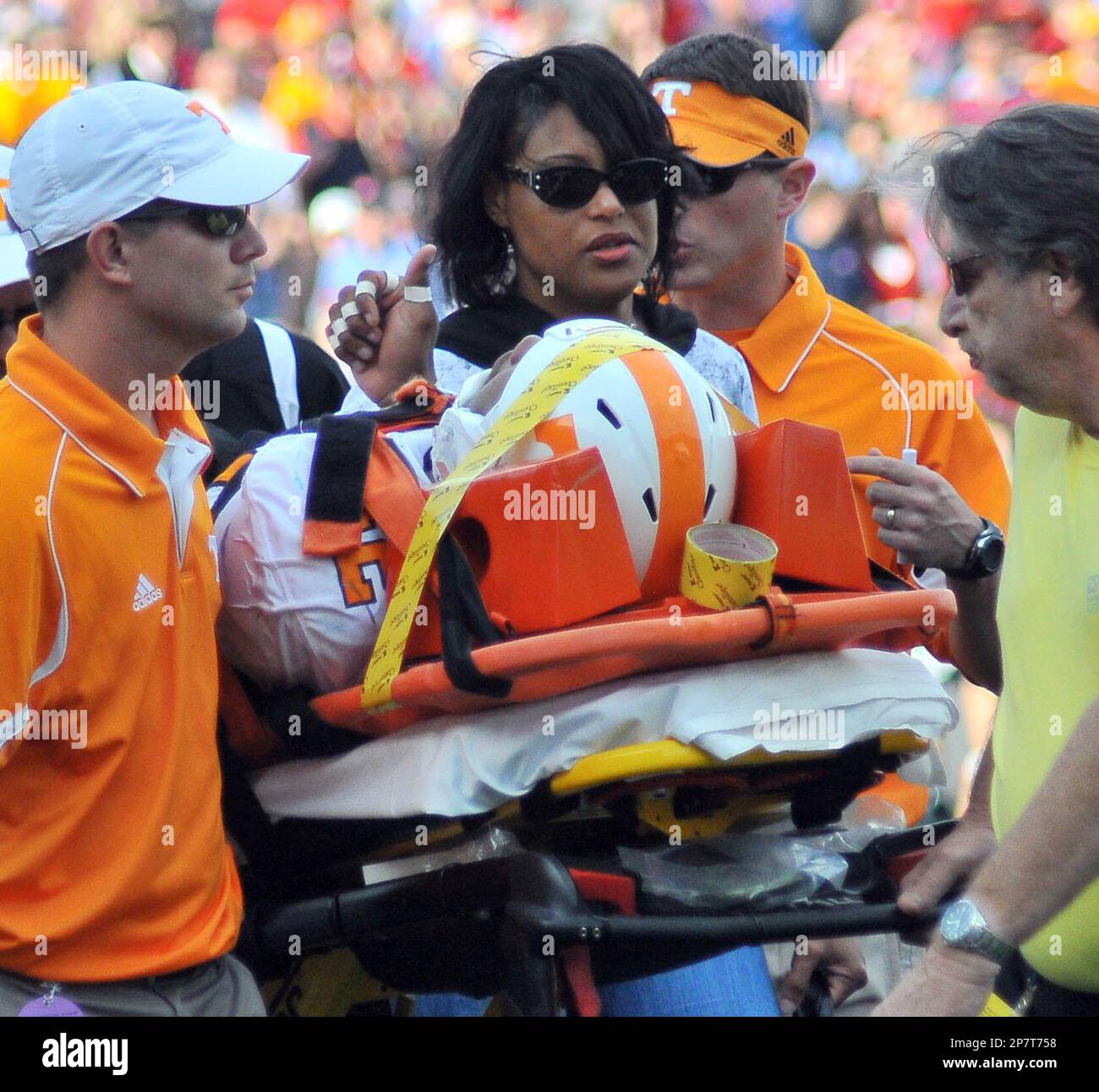 Tennessee linebacker LaMarcus Thompson gives a thumbs up as he is ...