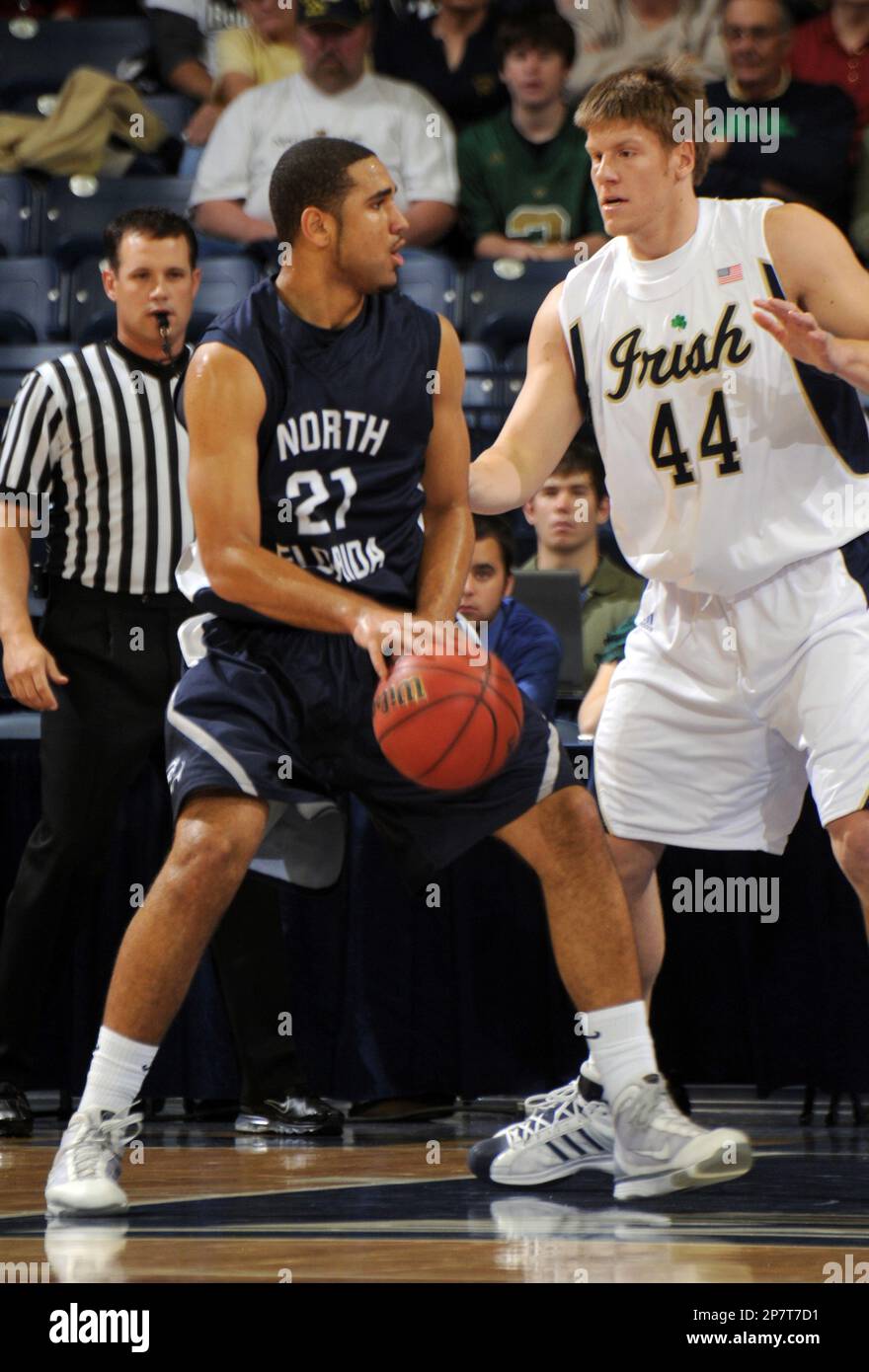 North Florida forward Andy Diaz left drives the lane around Notre Dame ...