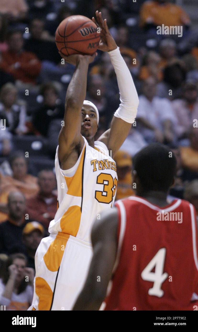Tennessee's Scotty Hopson (32) shoot a three-point basket over Austin ...