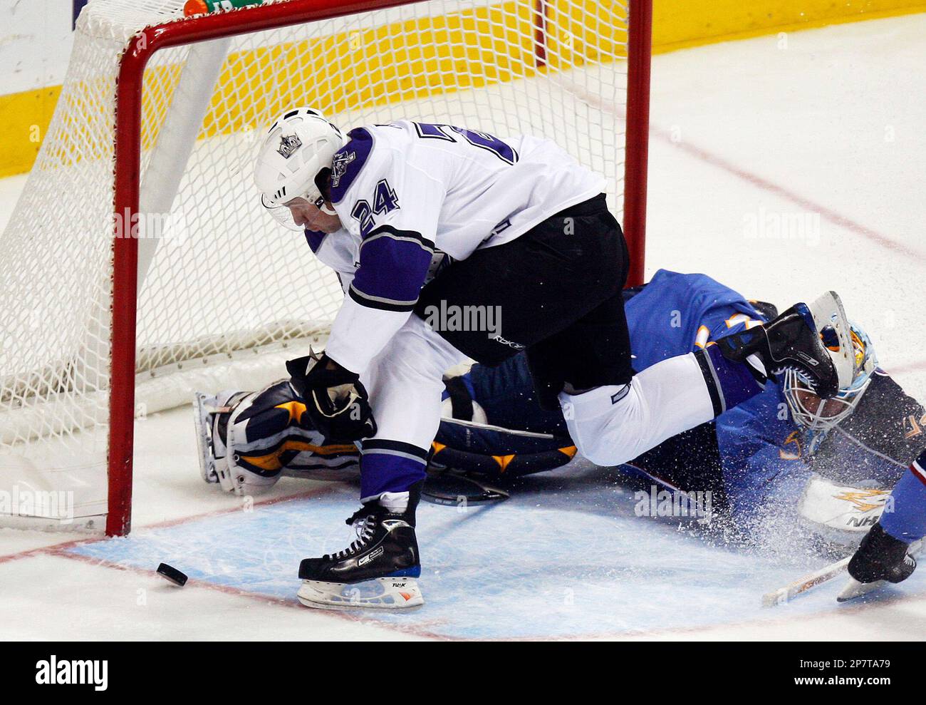 Los Angeles Kings' Alexander Frolov (24) tries to score as Atlanta ...