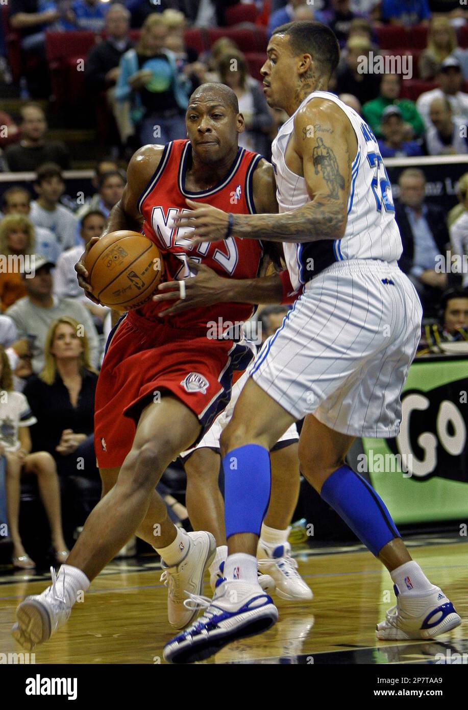 New Jersey Nets forward Bobby Simmons, left, tries to get around ...