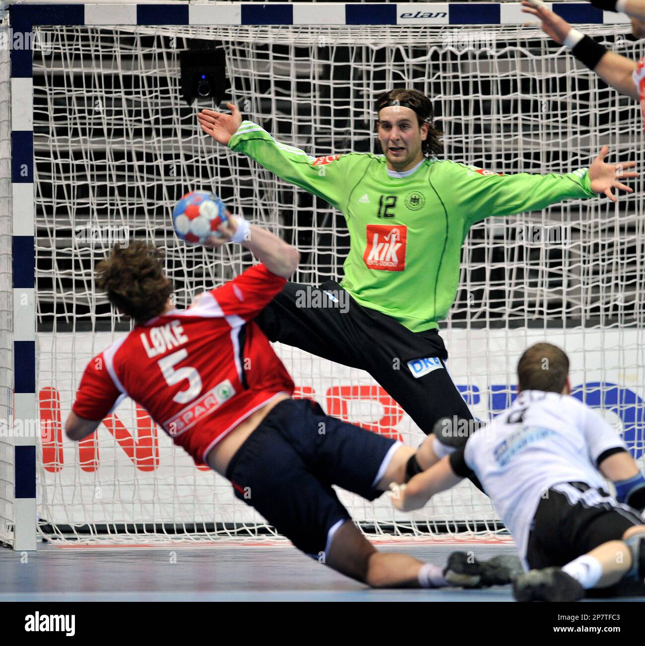 ARCHIV - Silvio Heinvetter wehrt am 25. Januar 2009 im Spiel ...