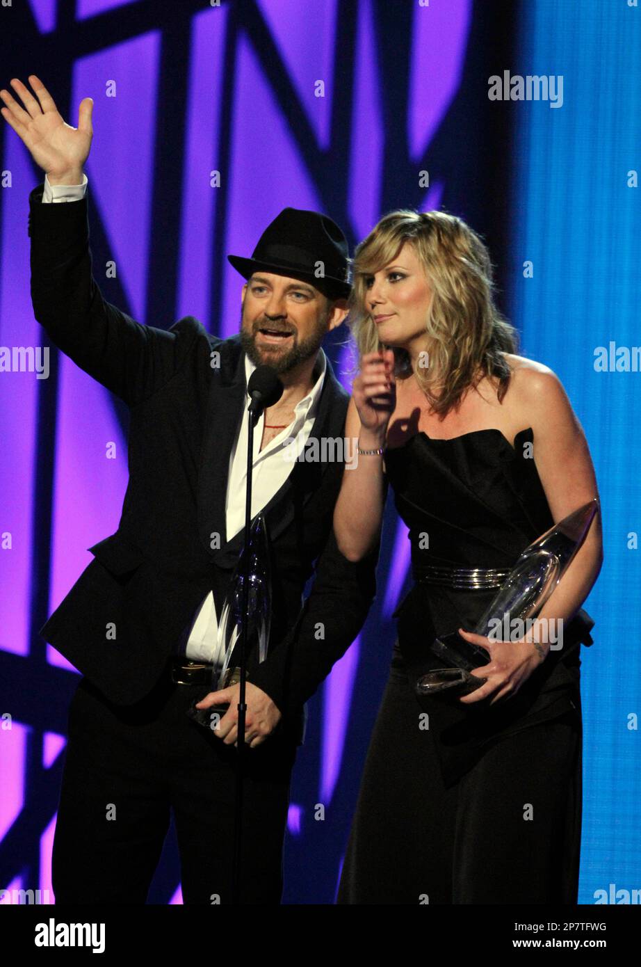 Musicians Jennifer Nettles and Kristian Bush of the group Sugarland ...
