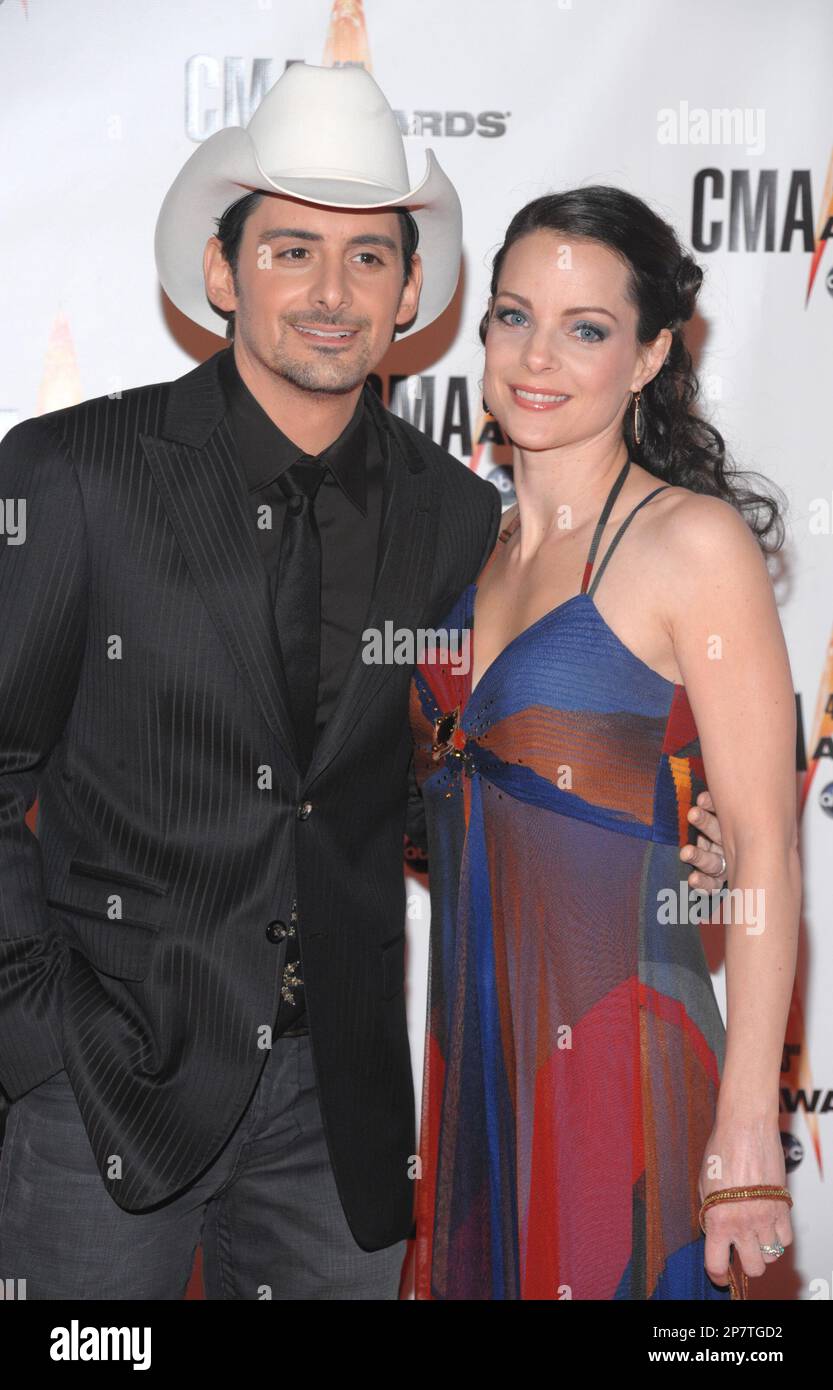 Country singer Brad Paisley and actress wife Kimberly Williams-Paisley ...