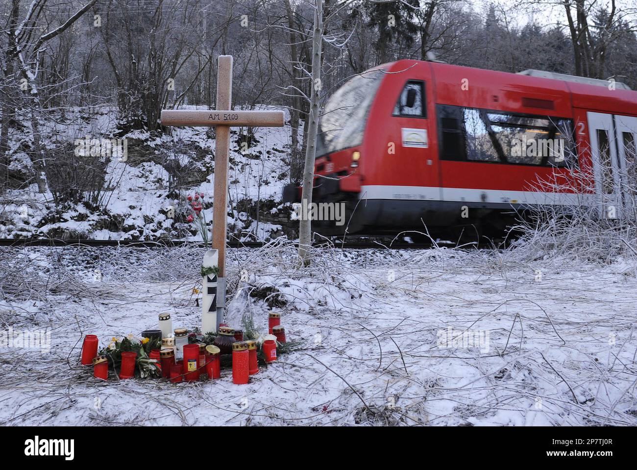 ARCHIV - Ein Kreuz, Blumen und Kerzen liegen am 12. Januar 2009 in ...