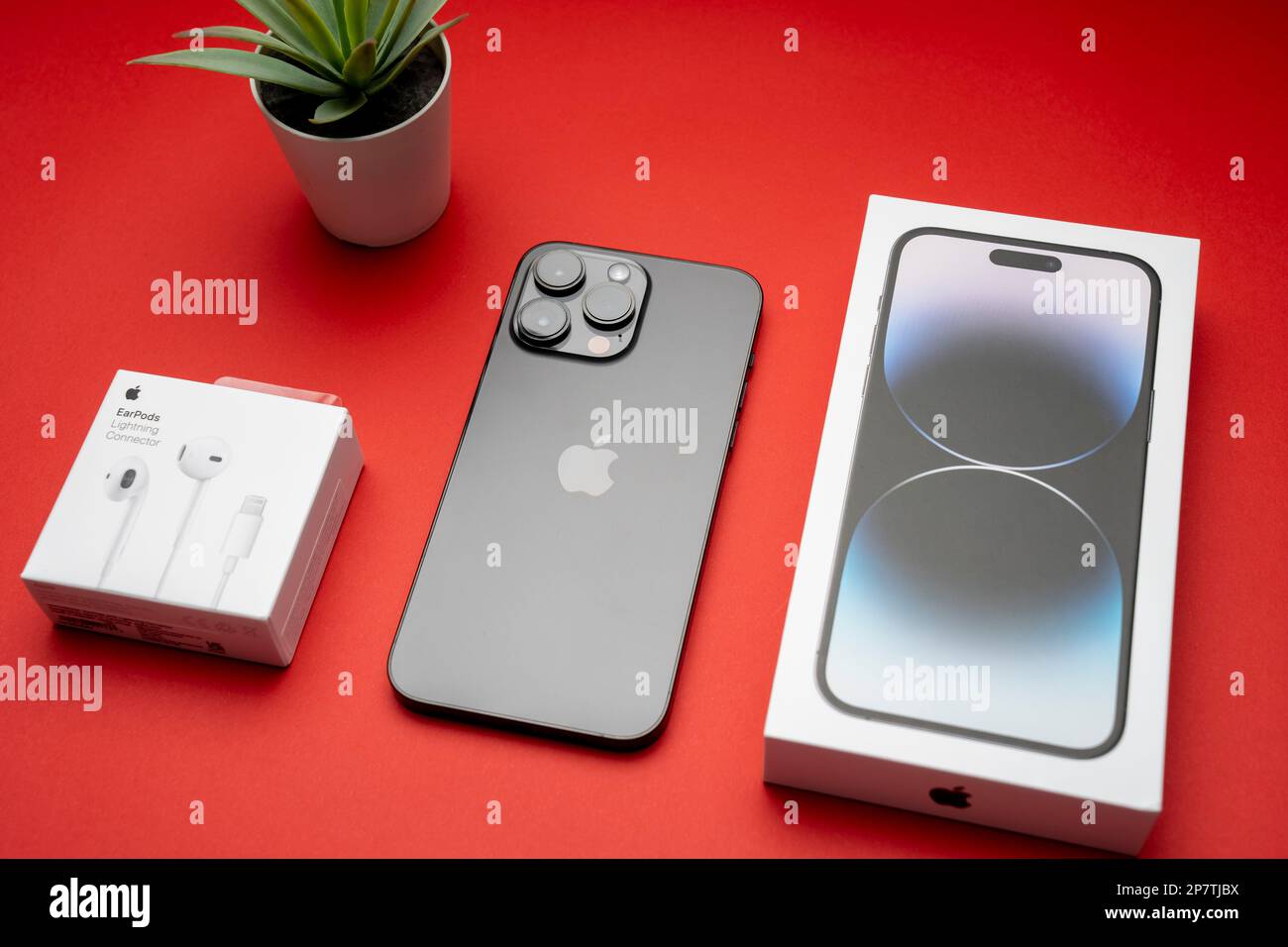 Iphone 14 in a box hi-res stock photography and images - Alamy