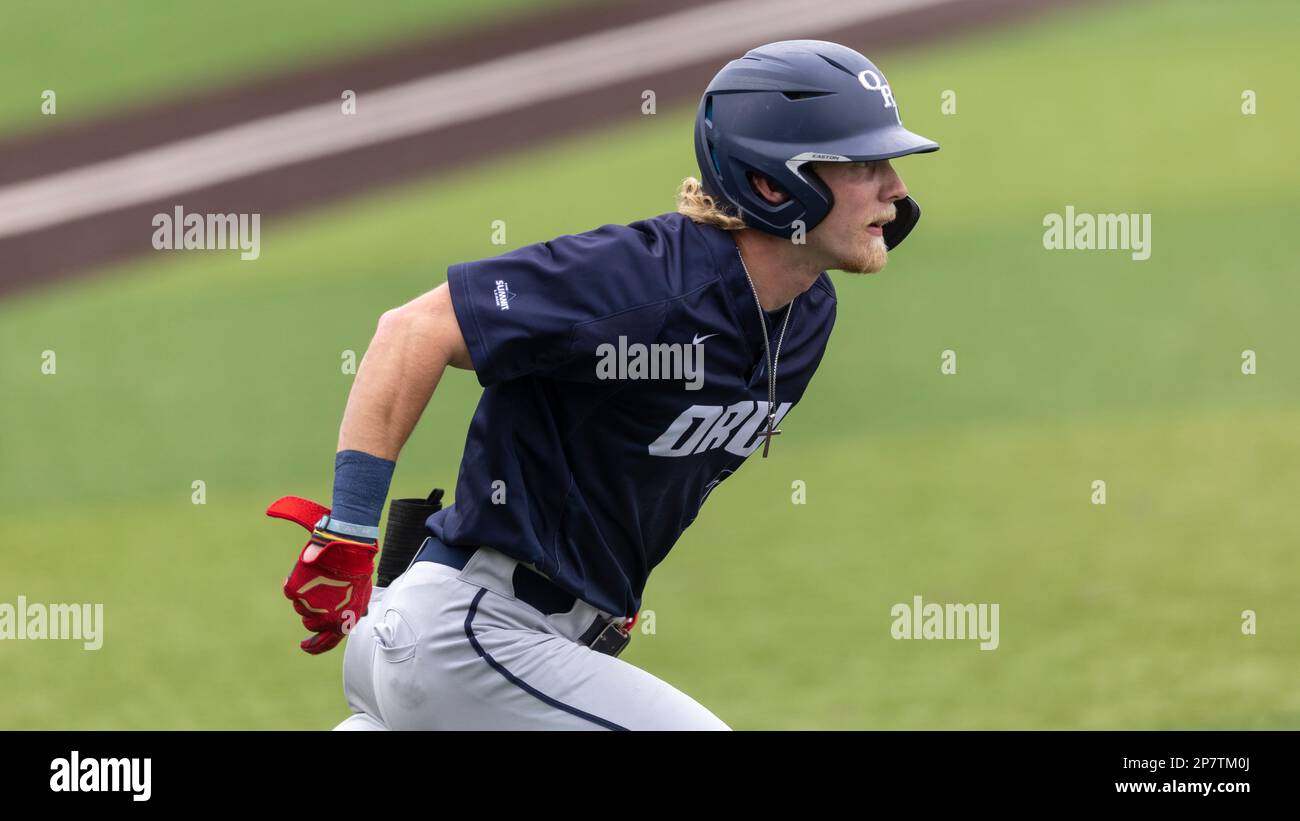 Oral Roberts center fielder Jonah Cox (7) runs to first against Texas ...