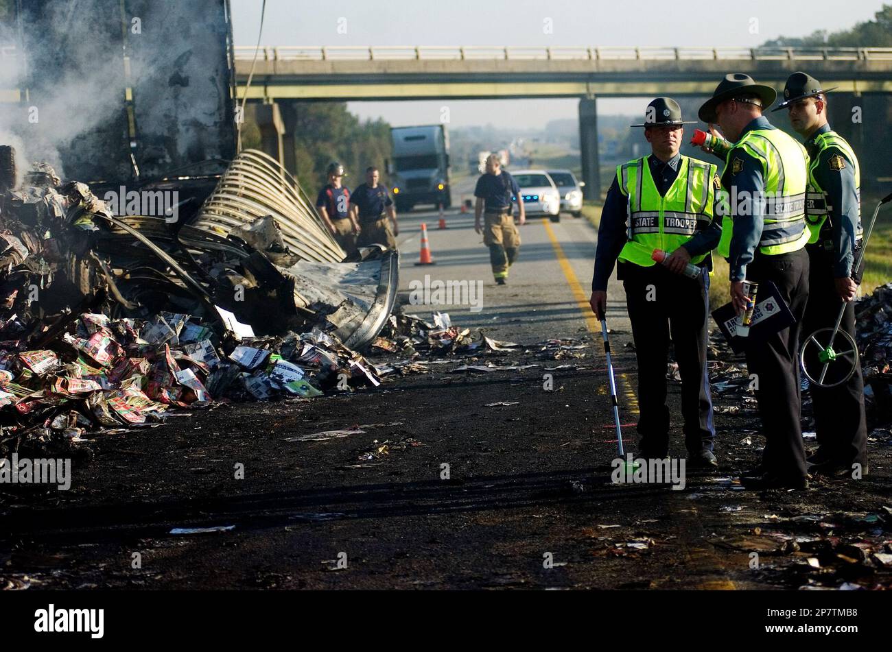 Arkansas State Troopers investigates a multiple-fatality five-vehicle ...