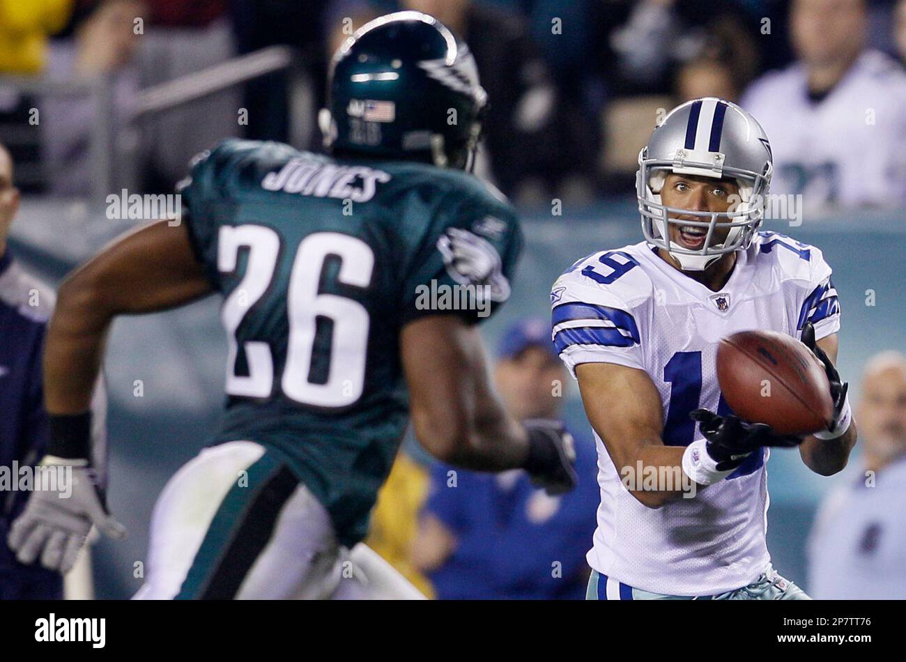 Dallas Cowboys wide receiver Miles Austin, right, pulls in a 49-yard ...