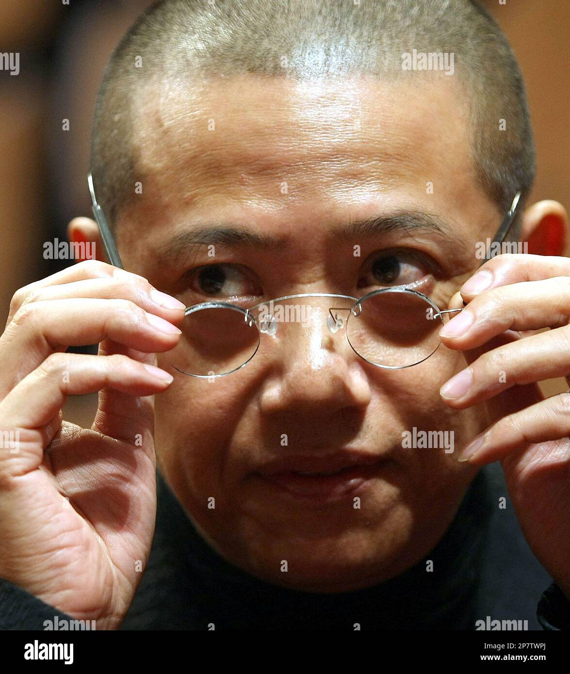 Chinese painter Chen Danqing delivers a speech at the Shenzhen Library ...