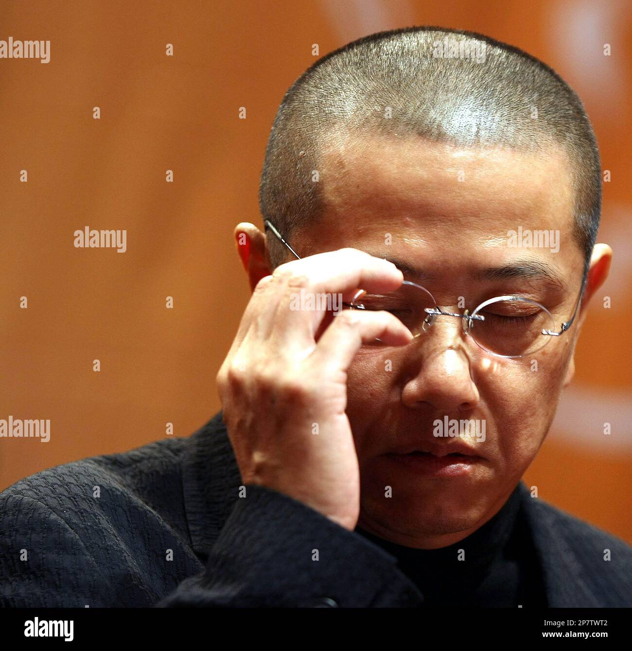 Chinese painter Chen Danqing delivers a speech at the Shenzhen Library ...