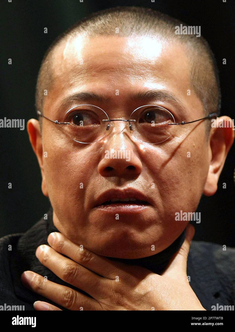Chinese painter Chen Danqing delivers a speech at the Shenzhen Library ...