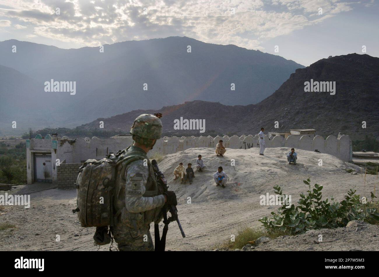 U.S. soldiers from the 2nd Battalion, 12th Infantry Regiment, 4th ...