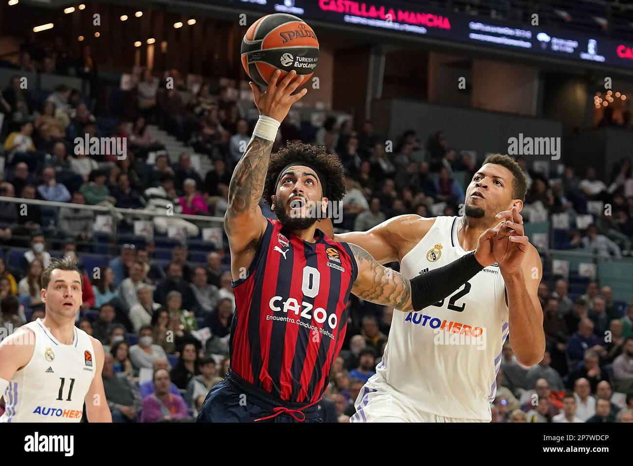 Real Madrid's Walter Tavares (r) and Cazoo Baskonia Vitoria-Gasteiz's ...