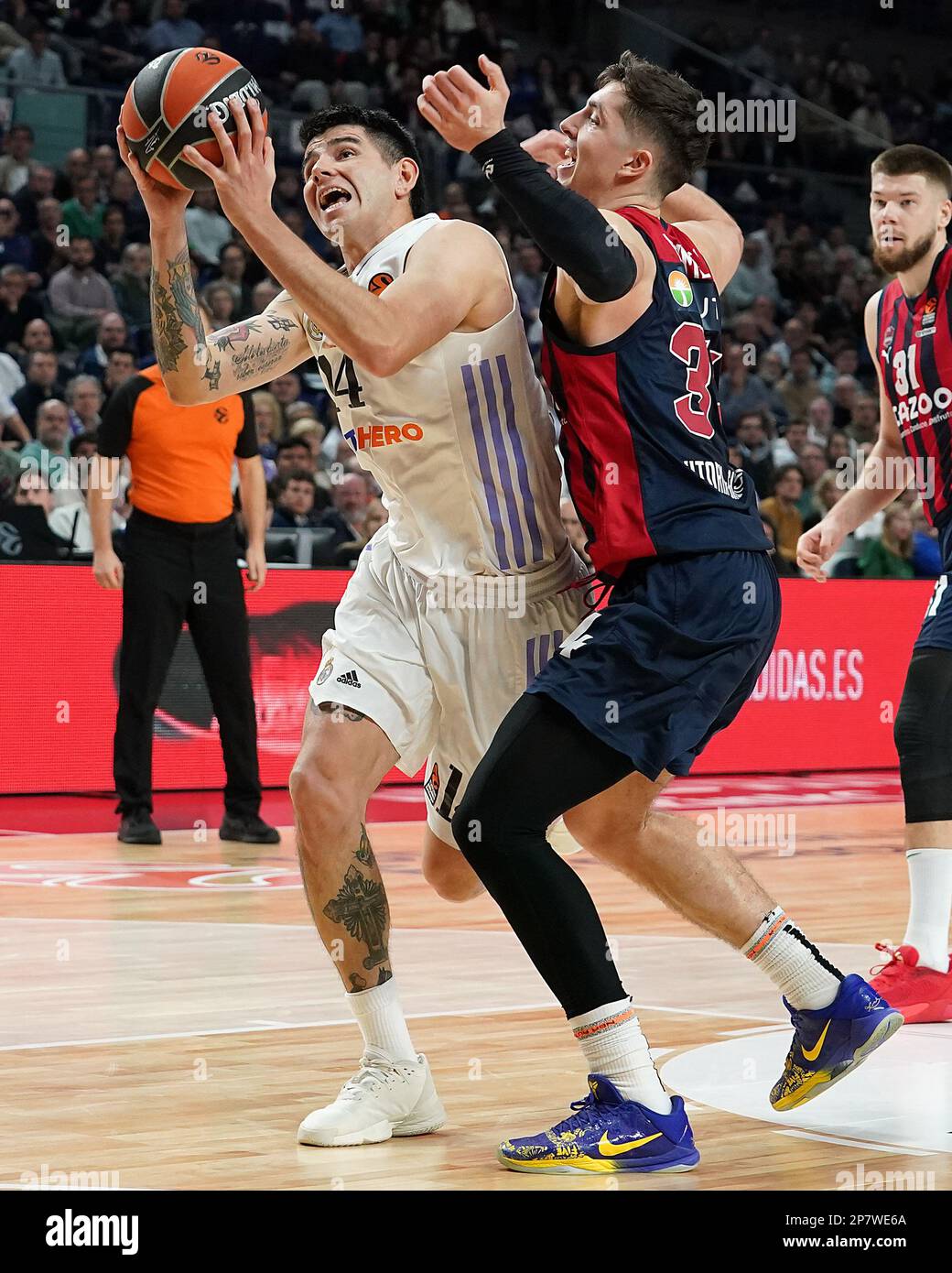 Real Madrid's Gabriel Deck (l) and Cazoo Baskonia Vitoria-Gasteiz's ...