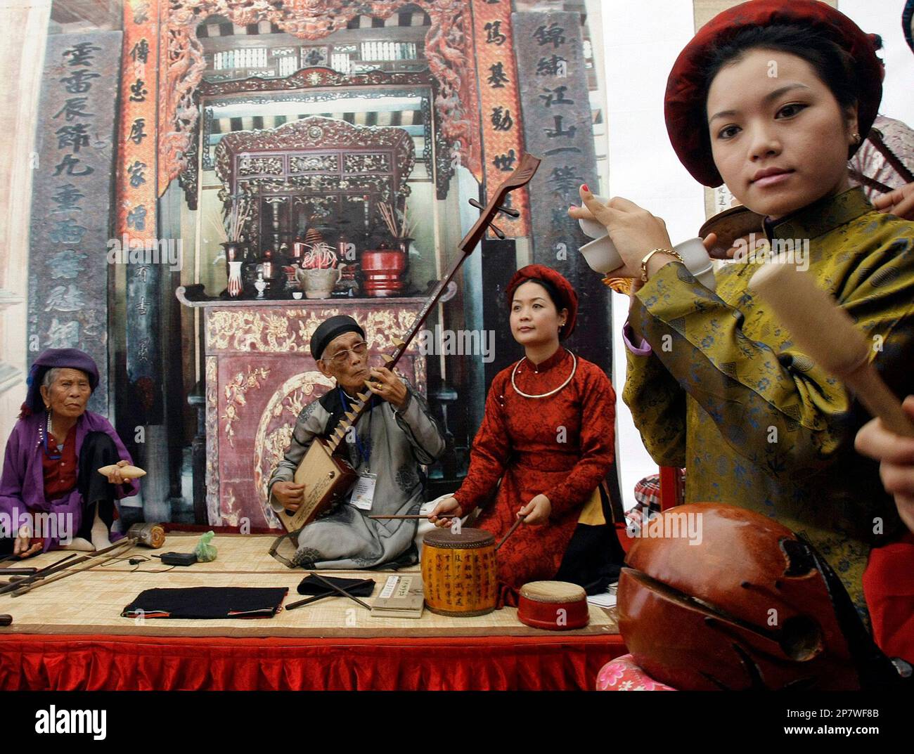 Vietnamese musicians play traditional Vietnamese music during Street ...