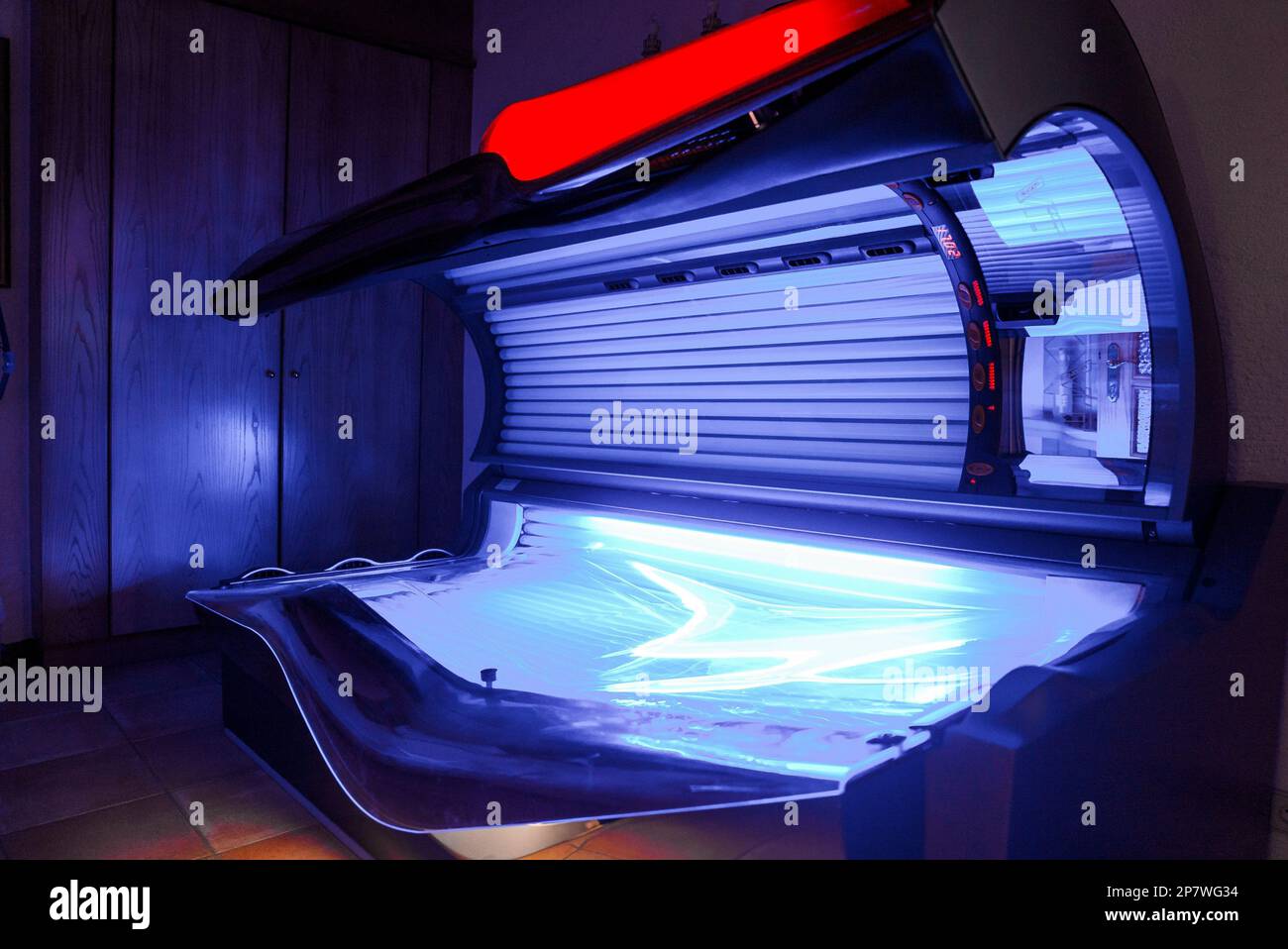 Empty modern tanning bed in room of luxury hotel Stock Photo - Alamy