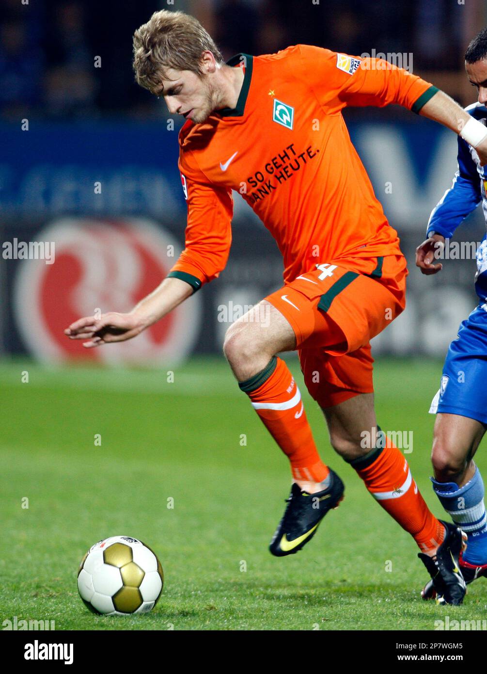 ARCHIV - der Bremer Aaron Hunt fotografiert waehrend der ...