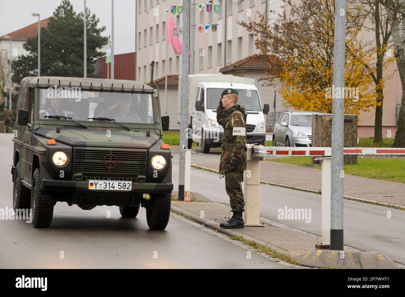 Ein Bundeswehrfahrzeug verlaesst am Montag, 2. November 2009, die ...