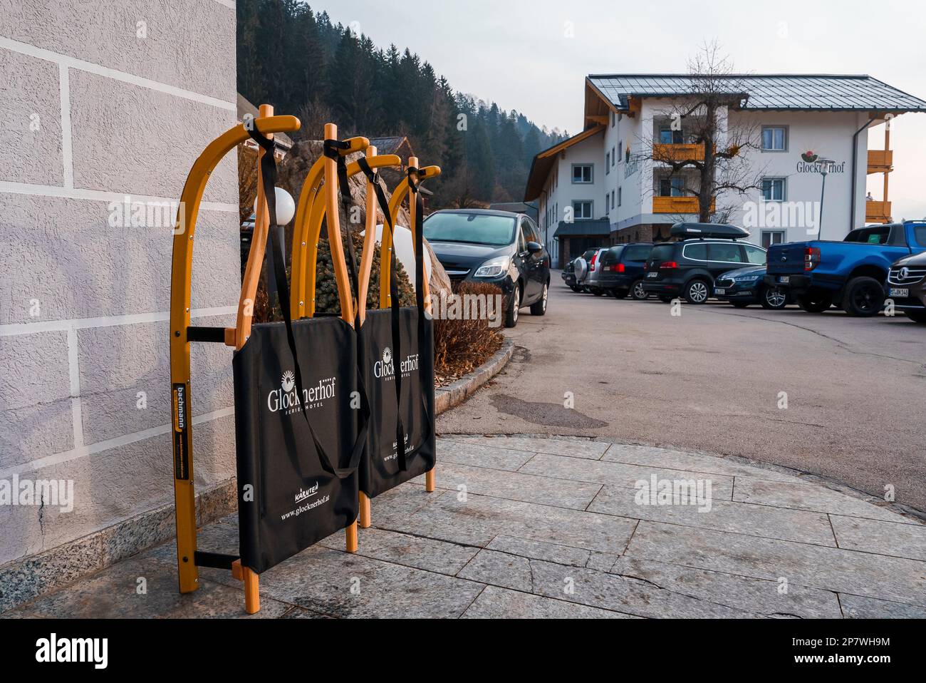 Multiples sledges standing by the side of the building Stock Photo - Alamy