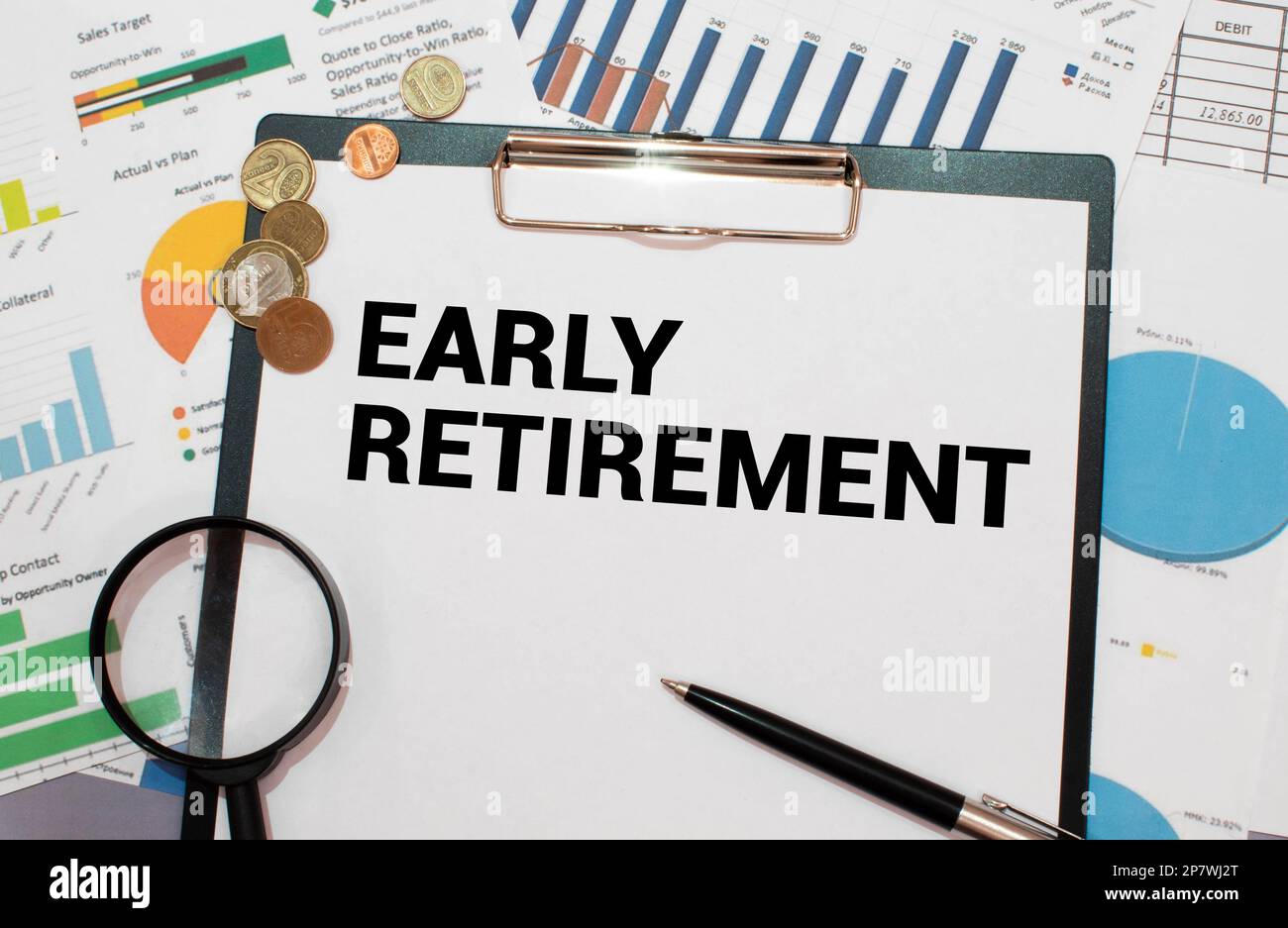 Text EARLY RETIREMENT on Office desk table with keyboard, notepad and ...